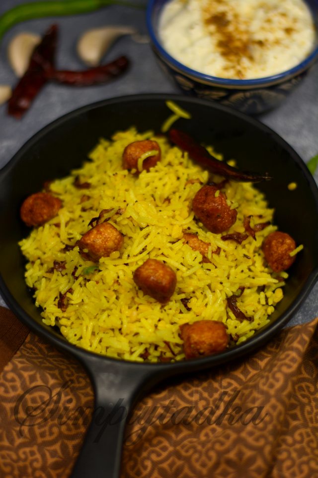 Rajasthani Gatta Khichdi (Marwari Gatta Khichdi) | Simply Tadka